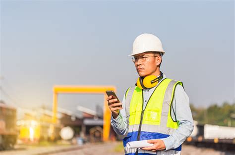 철도 창고에서 조끼와 하드 햇을 입은 엔지니어 엔지니어가 시공 공정 철도 기관차 수리 공장을 점검하고 점검합니다 직업에 대한 스톡 사진 및 기타 이미지 Istock