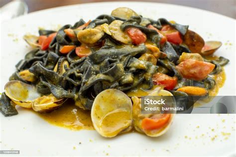 해산물 파스타 요리 봉골레 조개와 홍합을 곁들인 이탈리아 블랙 페투치니 0명에 대한 스톡 사진 및 기타 이미지 0명 그릇 레스토랑 Istock