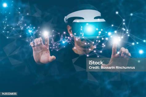 Vr 안경을 착용하는 남자 가상 글로벌 인터넷 연결 메타버스 메타버스 디지털 사이버 세계 기술 개념 네트워크 연결 및 홀로그램 화면 표시 무선 연결 미래 35 39세에 대한