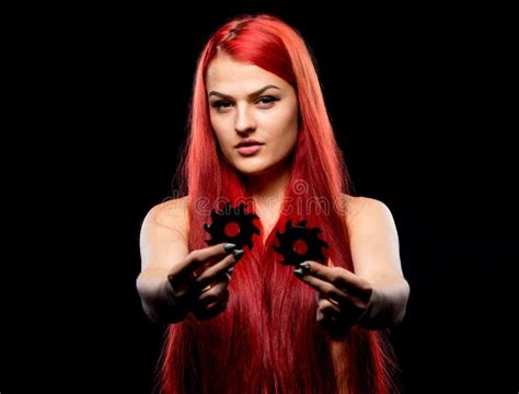 Портрет красивой девушки с лезвием круглой пилы Женщина Bretty нагая длинные красные волосы