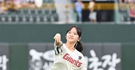 사진 한일가왕전 가수 아즈마 아키 한일수교정상화 60주년 기념 시구 조선비즈