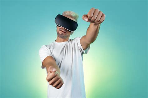 네온 조명스튜디오에서 가상 현실 고글을 입고 금발 머리를 가진 놀란 수염 힙스터 남자 가상현실에 대한 스톡 사진 및 기타 이미지