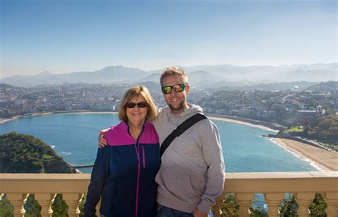 유럽을 여행하는 선배 어머니와 성인 아들이 함께 행복한 순간을 즐기고 있습니다 건강 한 활동적인 노인과 가족 사랑 하 고 휴가에서 유럽의 랜드마크와 관광 개념 산 세바스티안