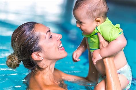 Madre E Hijo Nadando En La Piscina Foto Premium