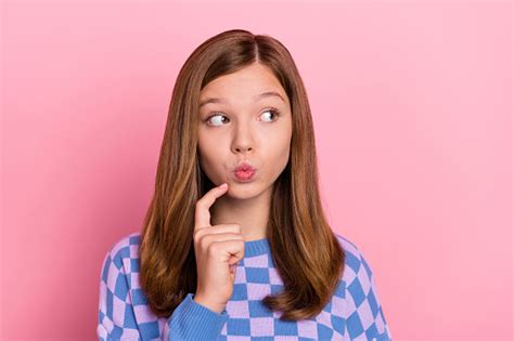 젊은 예쁜 아가씨의 사진은 손가락 터치 턱 모양 빈 공간 숙고하다 아이디어 분홍색 배경 위에 고립되어 있다고 생각합니다 16