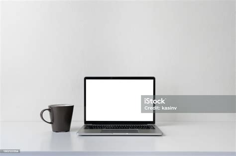 복사 공간을 위한 흰색 배경에 사무실 책상 테이블에 빈 스크린 노트북 컴퓨터와 커피 컵이 있는 현대적인 현대 업무 공간 홈 오피스 직장 개념 전경에 대한 스톡 사진 및 기타
