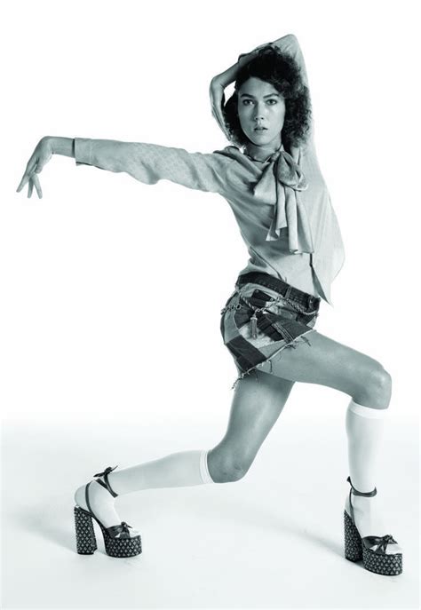 Pin By Lianetpereira On Fashion Model Poses Vogue Poses High Fashion