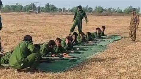 ရခိုင်မှာ စစ်ကောင်စီက ရိုဟင်ဂျာတွေကို ရက်တိုစစ်သင်တန်းပေးပြီး ရှေ့တန်းပို့ Youtube