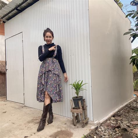 ทำโรงจอดรถแบบสูงโปร่ง เพราะอีกหน่อยจะทำชั้นลอยเพิ่ม โรงจอดรถโครงเหล็กทำเอง งานยากหน่อย พอเสร็จ