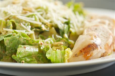 Цезарь с куриной грудкой и сухариками на новый год - пошаговый рецепт с ...