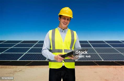 2029세 성인 잘생긴 자식 남성 청년 빌딩 계약자 건설 노동자 전기 기술자 기술자 설치 실외용 의 카메라에서 만 허리 정면 보기 보고 건설업자에 대한 스톡 사진 및 기타