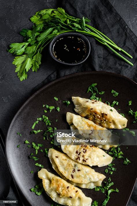 소박한 검은 탁자 위에 튀긴 한국식 만두 접시 접시에 딤섬 맨 위 보기 Jiaozi에 대한 스톡 사진 및 기타 이미지 Jiaozi 건강한 식생활 검은색 Istock