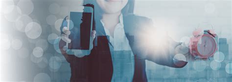 복고풍 알람 시계와 스마트폰을 들고 최종 리프트 도시 경관 배경 비즈니스 온라인 거래 개념 및 경매에서 입찰 및 경매 승자를 제어하는 이중 노출 여성 손 30 34세에 대한