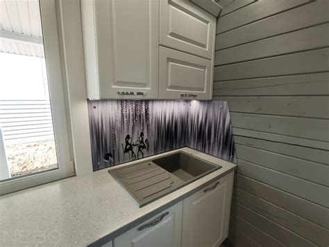 Скинали из стекла слева и справа от окна в частном доме для