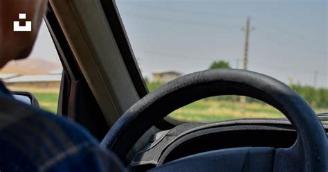 시골 도로에서 차를 운전하는 남자 사진 Unsplash의 무료 자동차 이미지