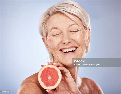 자몽 스킨케어 및 노인 여성은 회색 모형 스튜디오 배경을 배경으로 피부 건강을 위한 음식에 대해 흥분합니다 건강 행복하고 노인