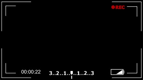 摄像机在一个打开的装满足球的木制运输箱上移动和变焦视频特效素材 千库网