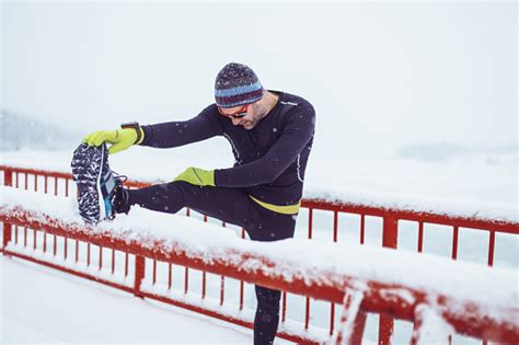 중간 나이 피해자 실행 한 후 스트레칭 하 고 생활의 건강 한 방법입니다 20 29세에 대한 스톡 사진 및 기타 이미지 20 29세 30 39세 건강한 생활방식
