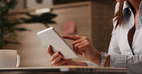 사무실에서 디지털 태블릿으로 작업하는 웃고 있는 여성 관리자를 닫습니다 사진 Unsplash의 세르비아 이미지