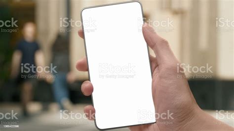 도시 쇼핑가의 일광에 현대적인 스마트 폰 장치를 사용하여 남성 손의 클로즈업 이미지 Brand Name Smart Phone에 대한 스톡 사진 및 기타 이미지 Brand