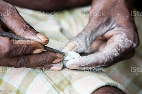 손의 수석 인도 아시아 사람 조각가 카 버 끌 그의 대리석 조각에 작업 닫습니다 고대의에 대한 스톡 사진 및 기타 이미지 고대의 공예 기술 Istock