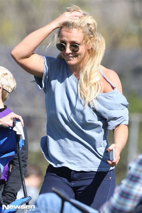 브리트니 아들 축구경기 보며 하품 축구는 지루해[파파라치컷]