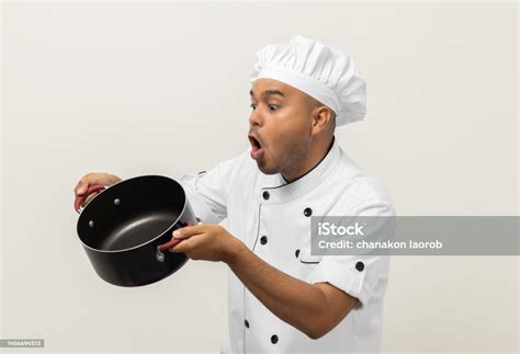 제복을 입은 젊은 아시아 남자 요리사는 부엌에서 요리하는 수프 냄비기구를 들고 고립 된 배경에서 다양한 제스처 액션을 취합니다 인도 남자 직업 요리사 레스토랑과 호텔 고급