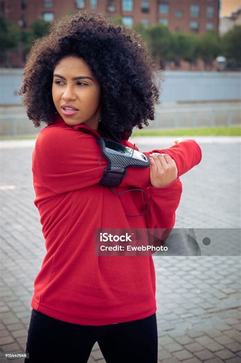 아름 다운 선수 여자 Streaching 이어폰 스마트 시계와 공원에서 모바일 애플 리 케이 션을 실행 하기 전에 건강한 생활방식에 대한 스톡 사진 및 기타 이미지 Istock