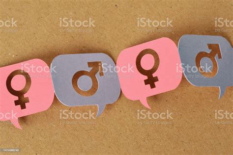 여성과 남성의 성별 기호가 체인으로 연결된 분홍색과 파란색 말풍선 남녀 소통의 개념 0명에 대한 스톡 사진 및 기타 이미지 Istock