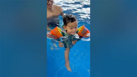 혼자 물에 떠서 수영하는 26개월 Youtube