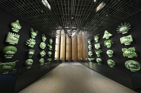 大阪・関西万博の日本館で展示される、藻類に扮したハローキティ＝26日、大阪市此花区の夢洲 万博の日本館、テーマは循環 火星隕石や小惑星の砂