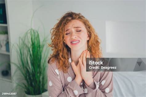 장난기 넘치는 잠옷을 입은 빨간 머리를 가진 젊은 여성이 햇볕이 잘 드는 침실 환경에서 즐거운 표정으로 깨어납니다 25 29세에 대한 스톡 사진 및 기타 이미지 Istock