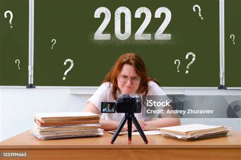 칠판에 분필 비문이 있는 학교 수업의 여성 교사 새로운 학년도에 코로나 바이러스 문제 복사 공간 2022년에 대한 스톡 사진 및 기타 이미지 Istock