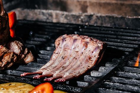 그릴 배경에 양고기의 원시 신선한 랙 해고 된 바베큐 요리 요리 베이커리 컨셉 양고기에 대한 스톡 사진 및 기타 이미지 양고기 훈제 음식 갈비 음식 Istock