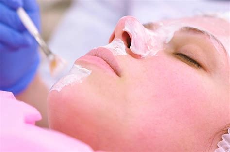 미용사 전문의는 브러쉬로 여성의 얼굴에 마스크를 넣습니다 보습 얼굴 얼굴을 클로즈업합니다 2명에 대한 스톡 사진 및 기타 이미지 Istock