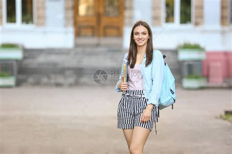 户外美丽女学生的肖像高清图片下载 正版图片504367432 摄图网
