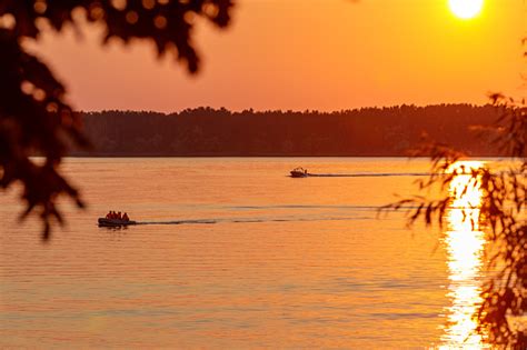 보트는 웨이크 보드의 파도 위로 사람을 끌어 당깁니다 해질녘의 웨이크 보드 4k해상도에 대한 스톡 사진 및 기타 이미지 4k해상도 강 건강한 생활방식 Istock