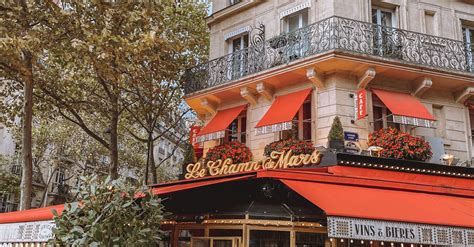 Idf 가을 거리 거리 사진 건축 공공 장소 관광 나무 도시 생활 도시 풍경 도시의 도시의 삶 라이프스타일 레스토랑 매력적인 모임 모퉁이 빌딩