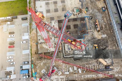 트럭에 크레인의 도움으로 건설 크레인의 설치 구 덩이와 건물 사이트 기초의 공중 평면도 물리적 구조에 대한 스톡 사진 및 기타 이미지 Istock