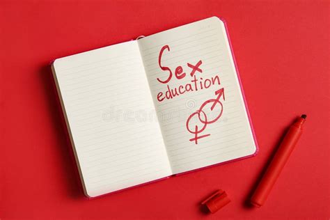 Notebook Mit Der Aufschrift Sex Education Auf Rotem Hintergrund