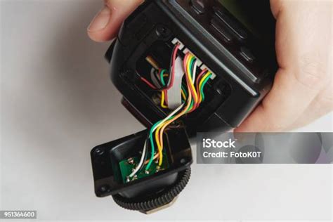 드라이버와 함께 플래시를 분해 수리 공입니다 전문가 고정 브로 큰된 전자 제품 수리 서비스 자입니다 검은색에 대한 스톡 사진 및 기타 이미지 Istock