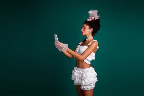 녹색 배경에 스마트 폰을 들고있는 젊은 여성은 역사적인 우아함과 현대 기술의 조화를 보여줍니다 25 29세에 대한 스톡 사진 및 기타 이미지 Istock