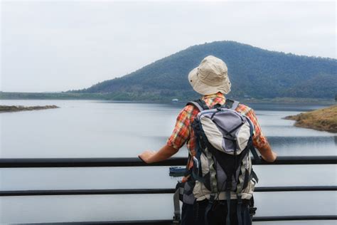 배낭 여행자 남자 산 및 호수에 여행 보기를 즐기는 관광 배낭 라이프 스타일 여름 휴가 개념 강에 대한 스톡 사진 및 기타