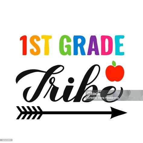 1학년 부족 서예 손글씨가 흰색으로 분리되어 있습니다 개학 첫날 타이포그래피 포스터 배너 전단지 인사말 카드 엽서 셔츠 등을 위한 벡터 템플릿입니다 0명에 대한 스톡 벡터