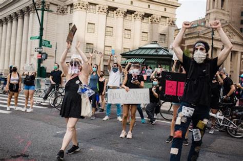 Blm 거리 걷고 있는 사람 검은 삶이 중요하다 결속 그룹 남자 데모 도시 메가폰 미국 민족적 우월감 브루클린 다리 사람 시위대 압박 정의
