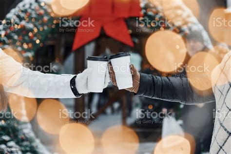 두 잔의 음료를 들고 있는 여성의 손을 가까이서 볼 수 있습니다 겨울에 대한 스톡 사진 및 기타 이미지 겨울 눈 냉동상태의 물 마실 것 Istock