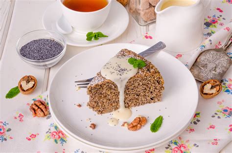 호두와 바닐라 커스터드를 곁들인 양귀비 케이크가 흰색 나무 배경에 있습니다 0명에 대한 스톡 사진 및 기타 이미지 0명 견과 달콤한 음식 Istock