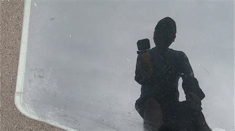 현대 트럭 마이티 Qt 차량의 전면유리교체 앞유리교환 수리 부착 과정영상입니다 고무타입으로 줄을 사용해서 몰딩을 패널에 끼워 넣어 새유리를 부착합니다 화물차유리교체시