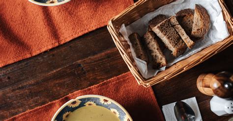 가정 간단한 식사 계절 난색 냅킨 다이닝 세트 도자기 그릇 따뜻한 식사 러스틱 렐리시 맛 메인 코스 모임 목조 테이블 미식가 바구니 빵 빵