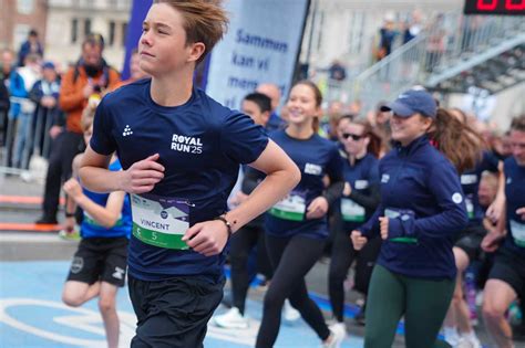 König Frederik X Und Königin Mary Laufen Mit Ihren Kindern Und Fast